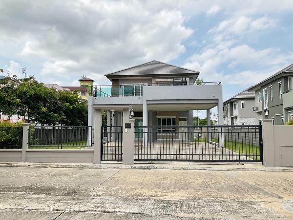 NP789-Selling a large detached house in the PROUD Modern Living project.