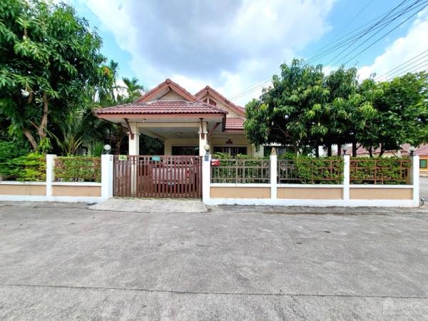 Single-storey corner house for sale. With furniture Sasithorn Village ...